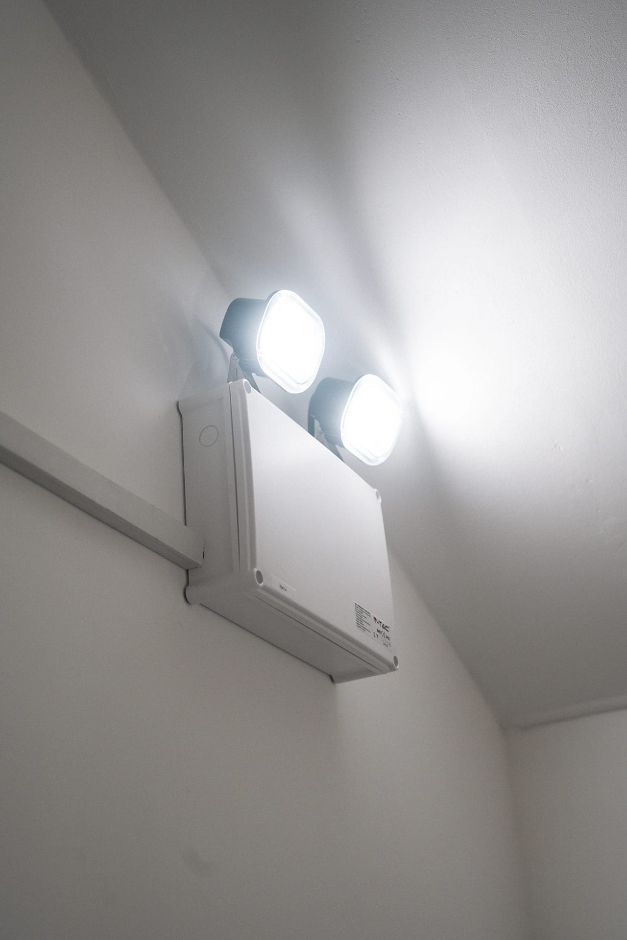 10 Tips For Proper Use Of Emergency Lighting Systems In The Workplace
